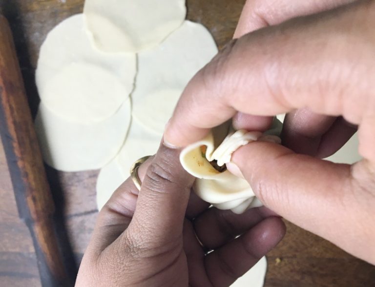 Veg momos recipe | how to make steamed vegetable momos at home