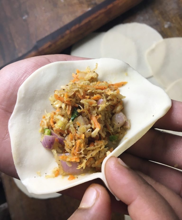 Veg momos recipe | how to make steamed vegetable momos at home