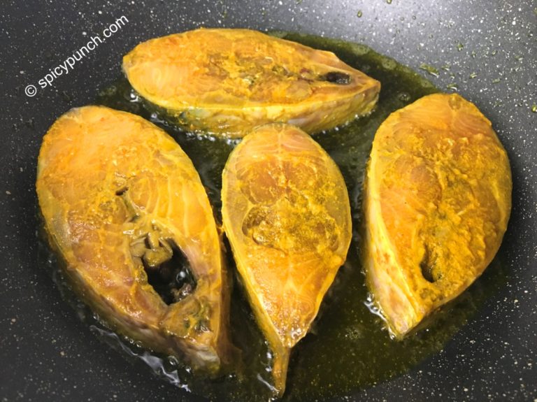 ilish macher jhol kalo jeere kancha lonka bata ar begun diye