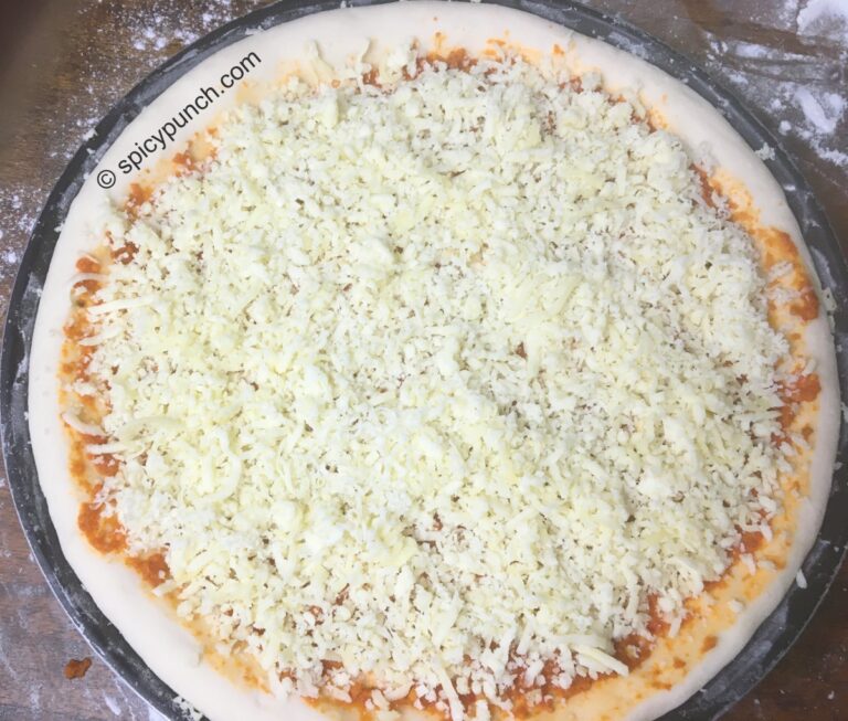 An easy homemade chicken pizza recipe - Spicy punch